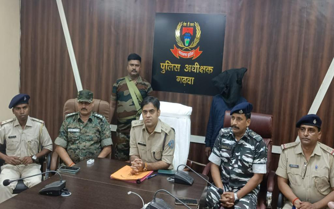 पांच लाख का इनामी सब जोनल कमांडर रवींद्र मेहता गढ़वा से गिरफ्तार ...