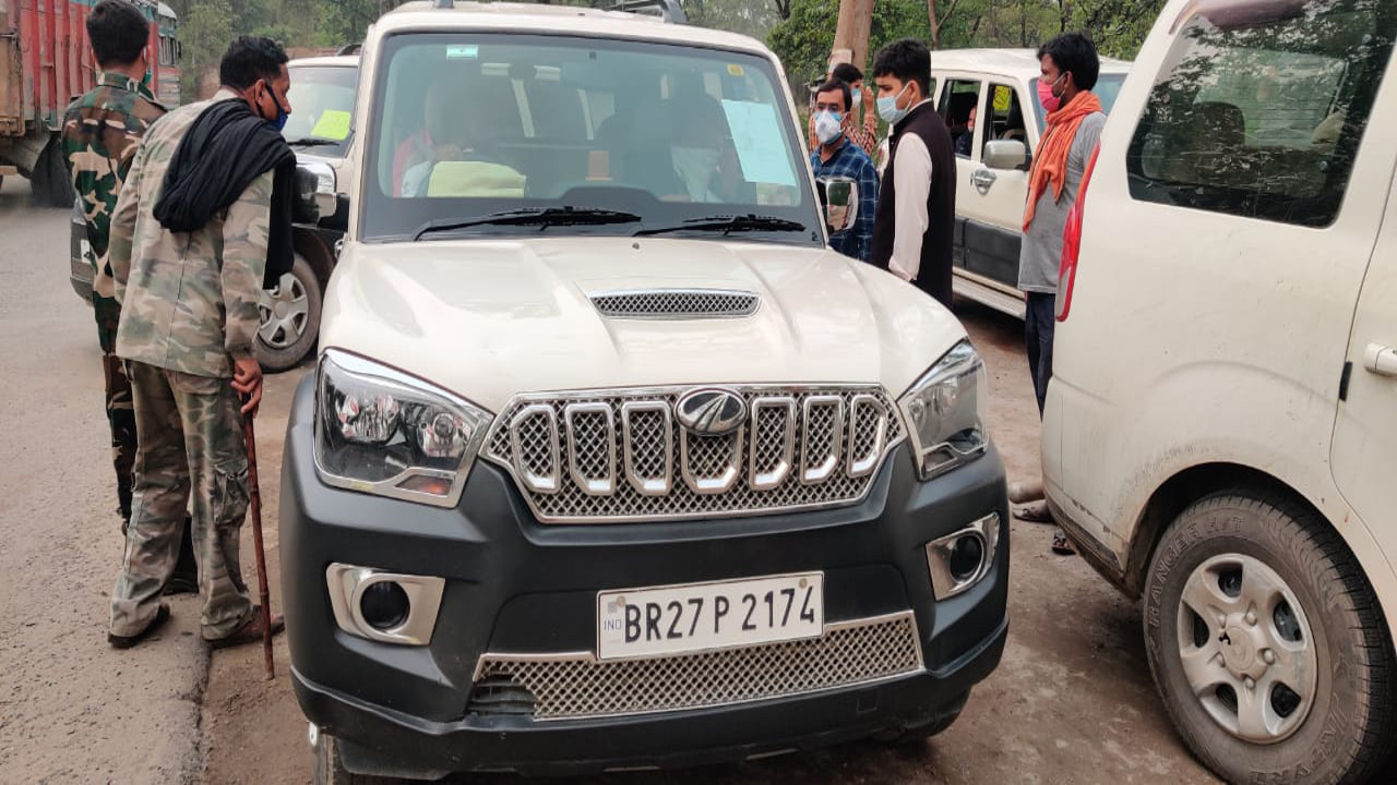 कोडरमा के बागीटांड़ चेकनाका से वर्दी वालों का पैसे लेकर बसों को बिहार भेजने का खेल, SDO-SDPO की ...