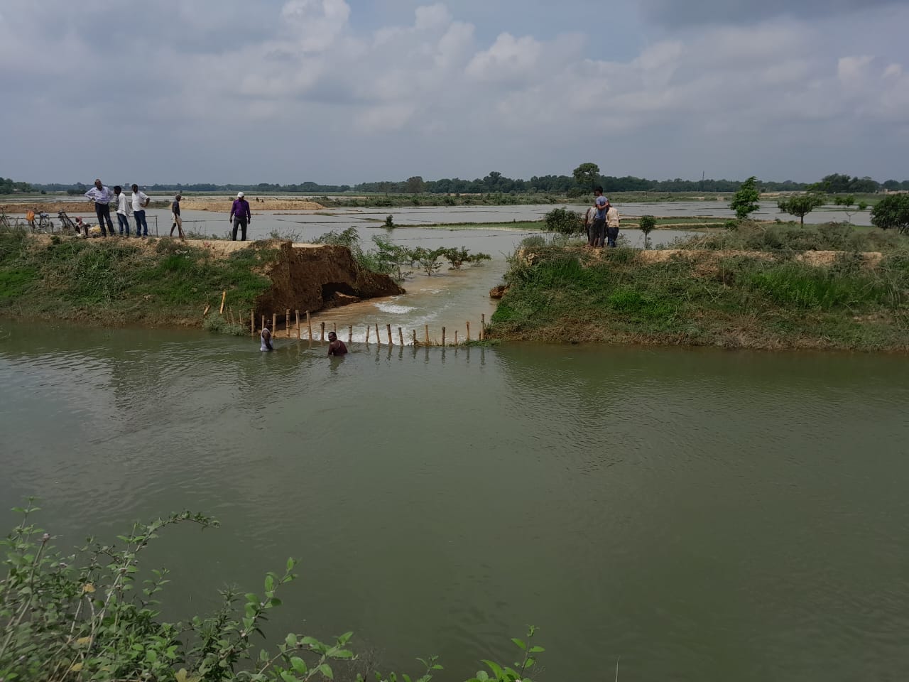 मधुबनी जिले में जल संसाधन मंत्री के घर से कुछ हुई दूरी पर टूटा तटबंध ...