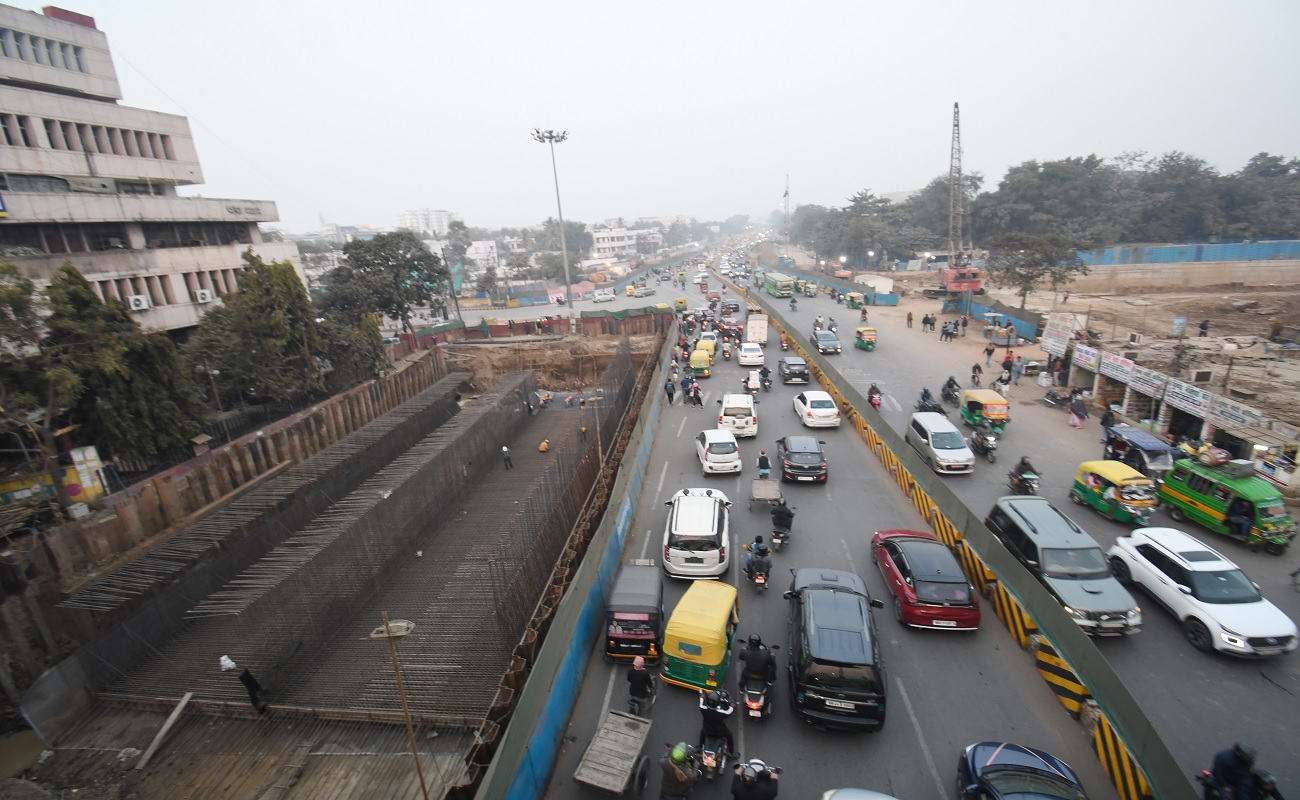 separate lanes for vehicles on bailey road patna