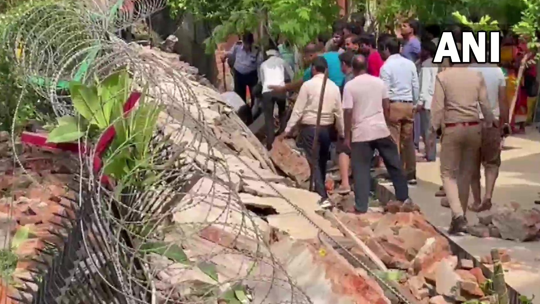 Noida News: नोएडा सेक्टर 21 में वॉउंड्री वॉल गिरने से बड़ा हादसा, चार लोगों की मौत, नौ घायल ...
