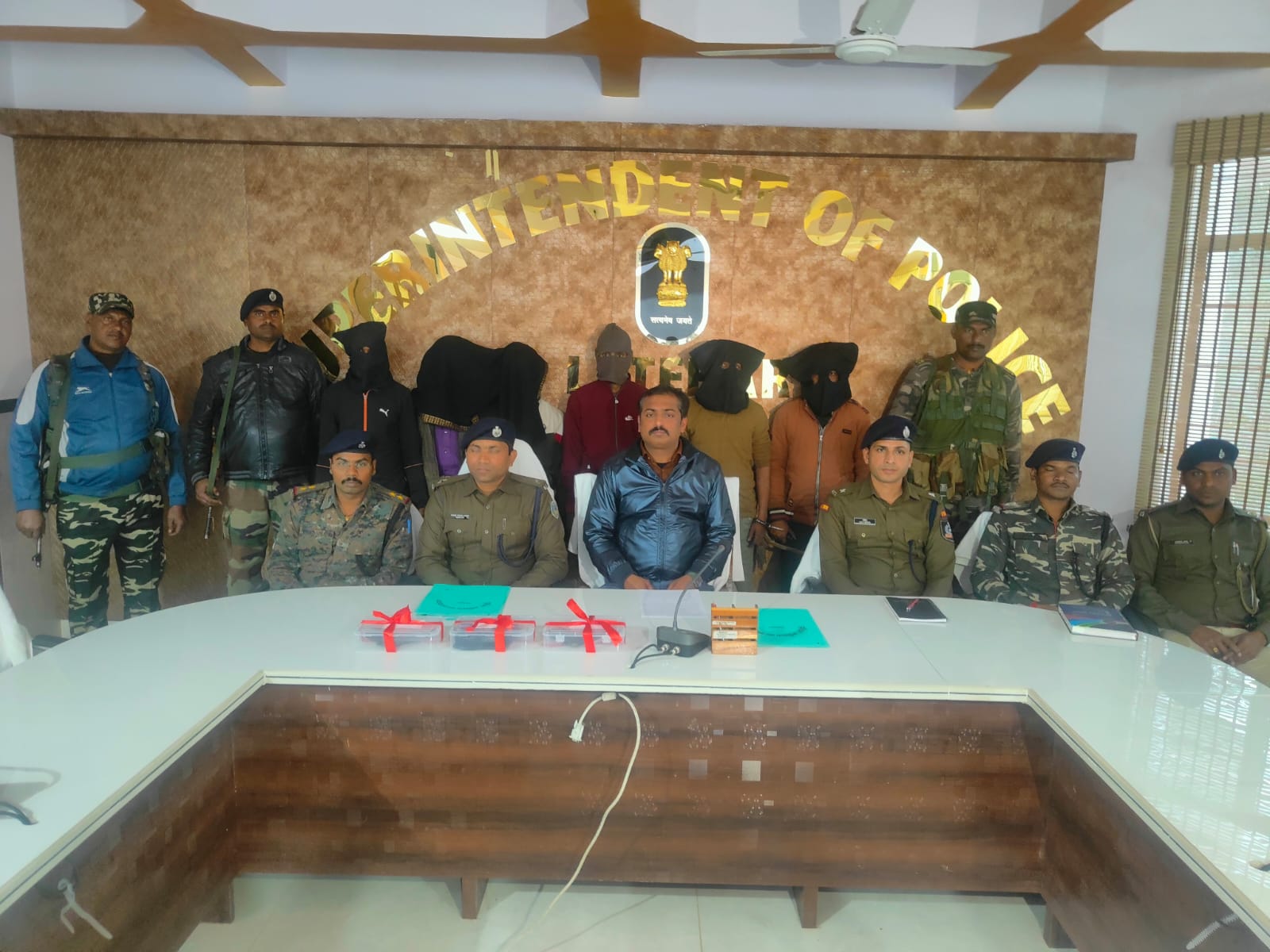 six criminals of aman sahu gang arrest in latehar with arms