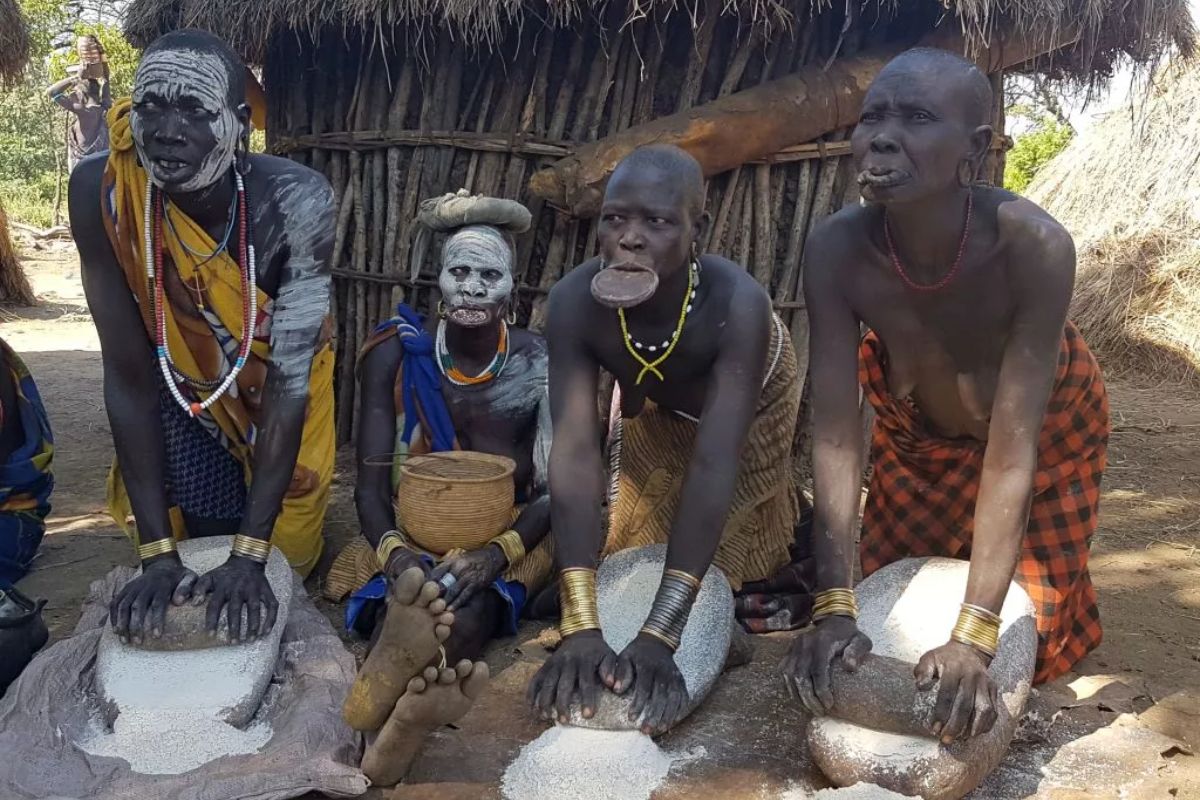 Mursi Tribe Tradition of Cutting Lips of Girls: जवान होते ही काट दिया ...