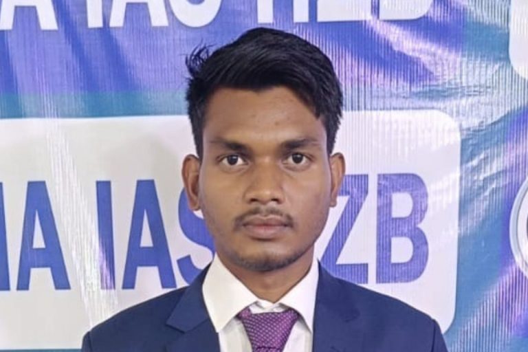 सरकारी स्कूल से पढ़ाई, मां ने की मजदूरी, पहले ही प्रयास में गरीब के ...