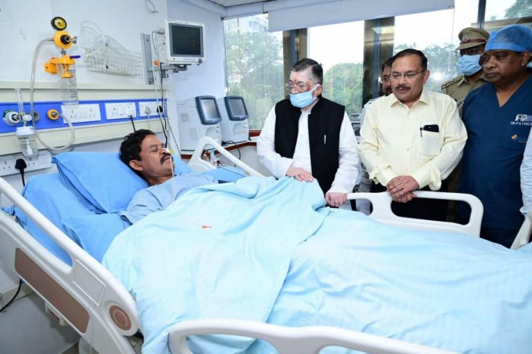 क्यूरेस्टा अस्पताल पहुंचे राज्यपाल संतोष गंगवार, पूर्व हॉकी खिलाड़ी ...