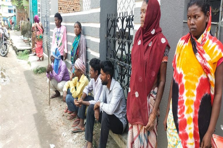 बाबू हमनी मनाकरो हलिय जे इसब ठीक नाय हो...नक्सली कुंवर मांझी का शव लेते समय सिसक उठी पत्नी ...