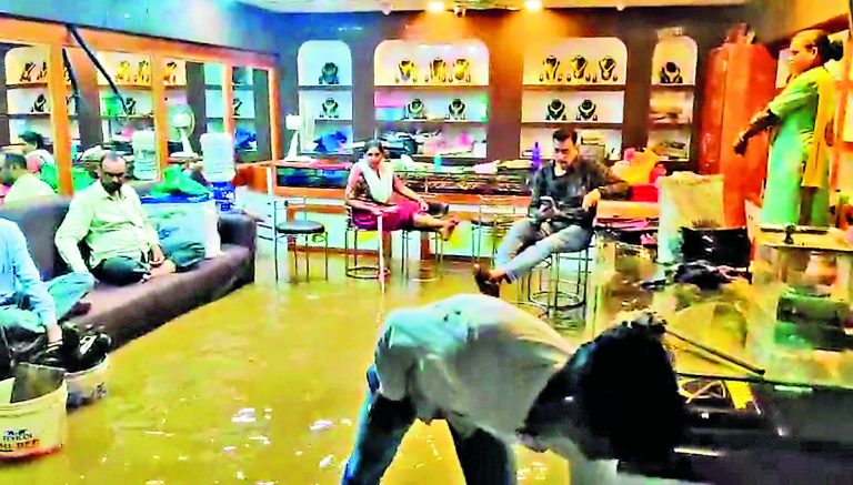 Rourkela News: मुख्यमार्ग हुआ लबालब, दुकानों में घुसा पानी, जलबंदी बने ...