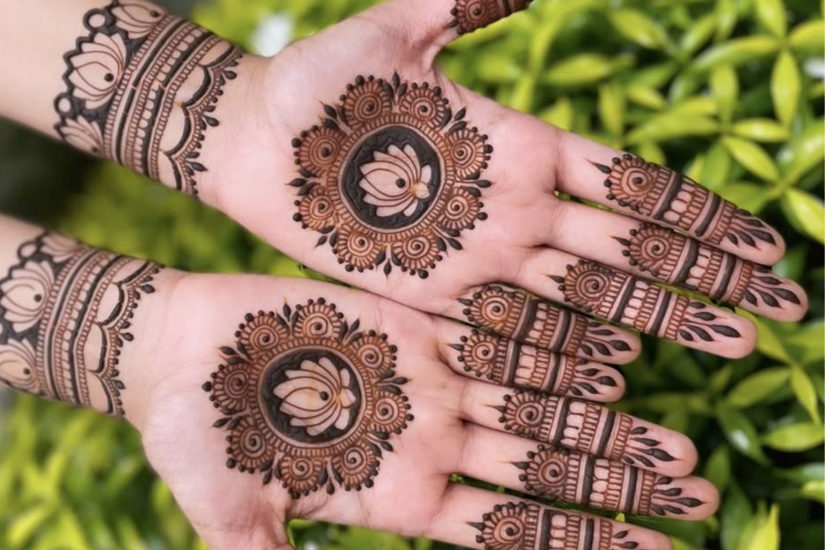 Karma Puja Mehendi Designs: मिनटों में हाथों को सजाए लेटेस्ट और यूनिक डिजाइनों से