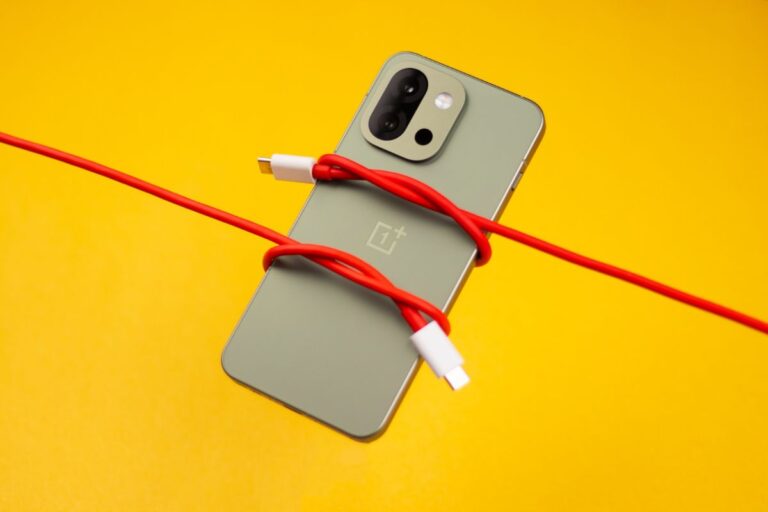 Best Compact Phones 2025: वजन में हल्के और साइज में छोटे, पॉकेट में ...
