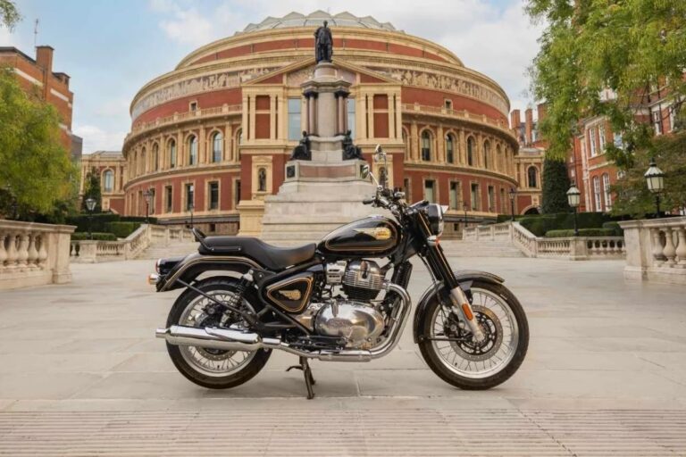 EICMA 2025 में पेश हुई Bullet 650! Royal Enfield का नया 650cc अवतार देख ...