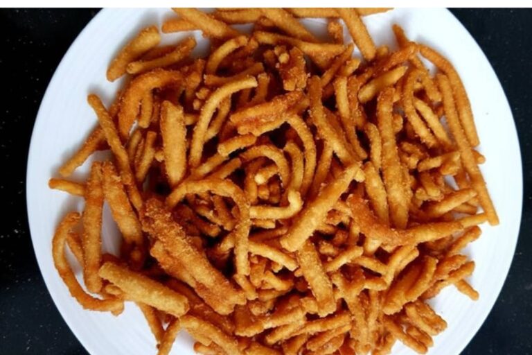 Gur Ki Sev Recipe: गुड़ और बेसन से बनाएं एमपी की फेमस रेसिपी - गुड़ की सेव