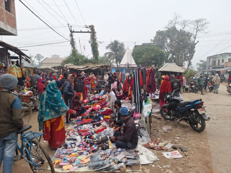 पछुआ हवा ने बढ़ायी कनकनी, घर में दुबके लोग