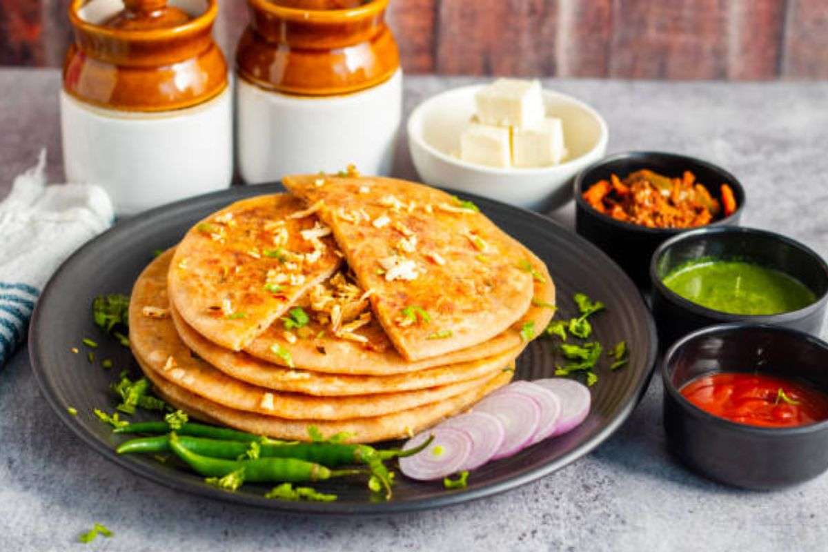 Achari Pyaz Paratha Recipe: मुंह में पानी भर देगी जायकेदार अचारी प्याज ...